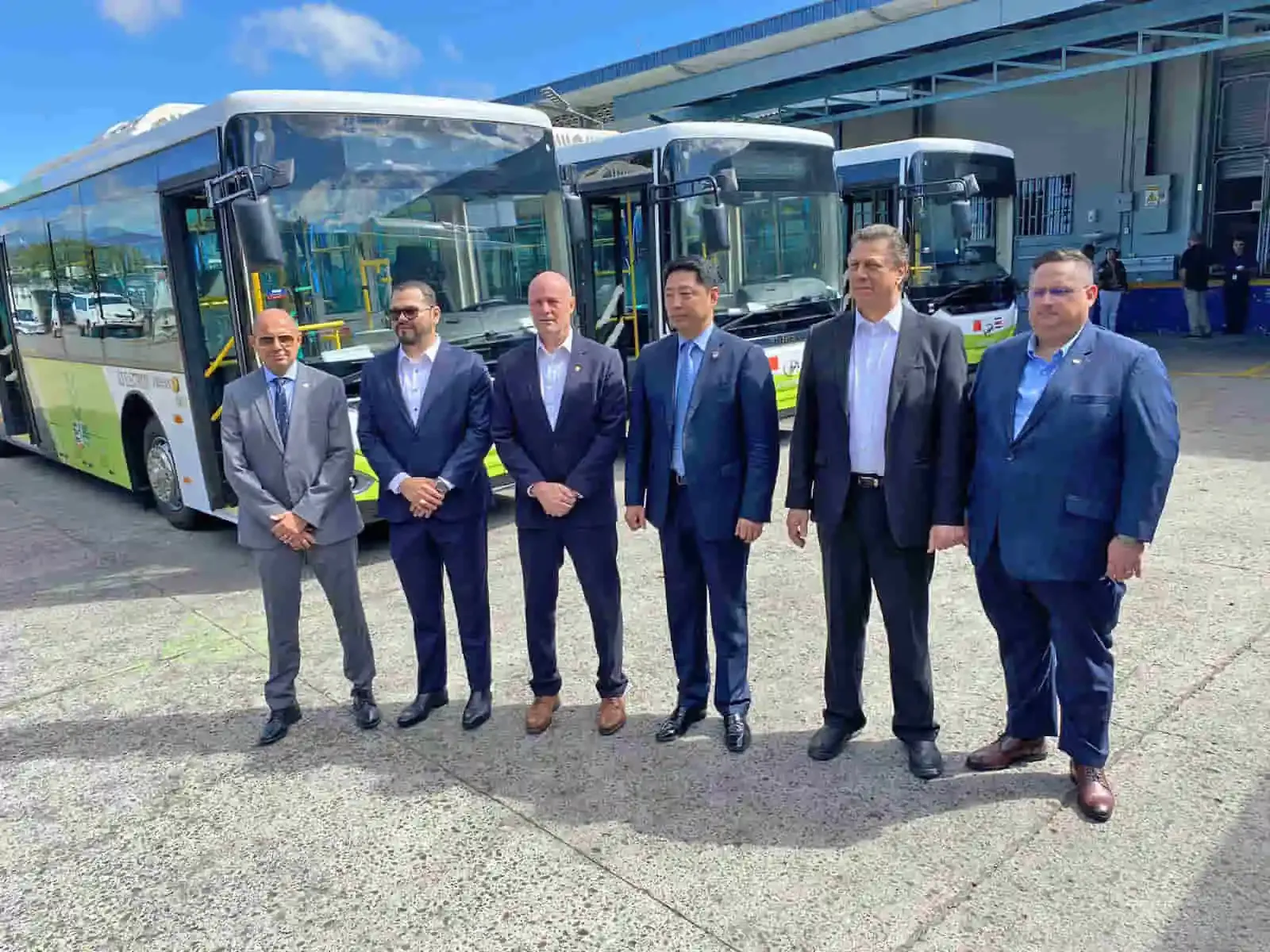 ICE recibe seis autobuses eléctricos donados por la República Popular ...