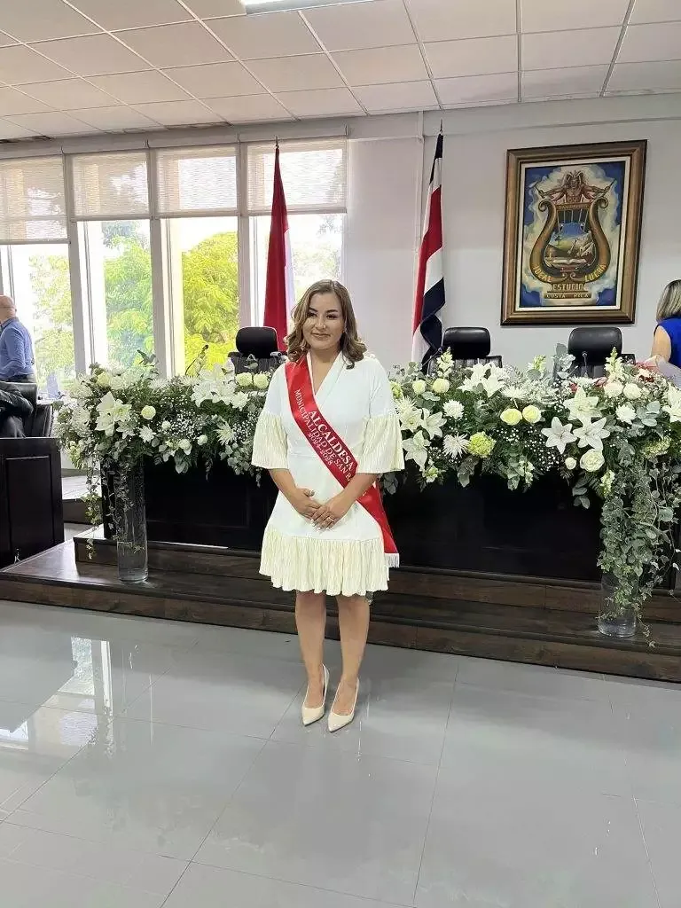 Alcaldesa dona vehículo y nombra experto en seguridad para proteger a ...